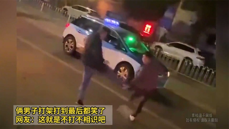 俩男子打架打到最后都笑了,网友:这就是不打不相识吧