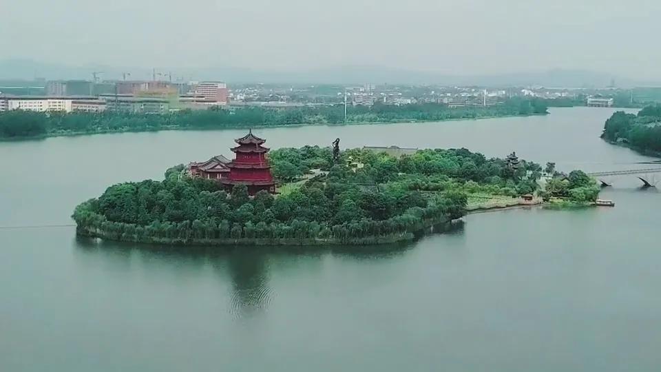 高空航拍抚州火车站和梦湖,原来景色这么美!@抚州商圈 @头条号