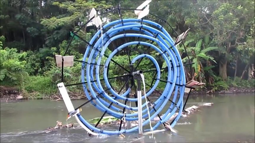 利用废旧塑料管做的车轮水车,水流提供动力,抬水1米高