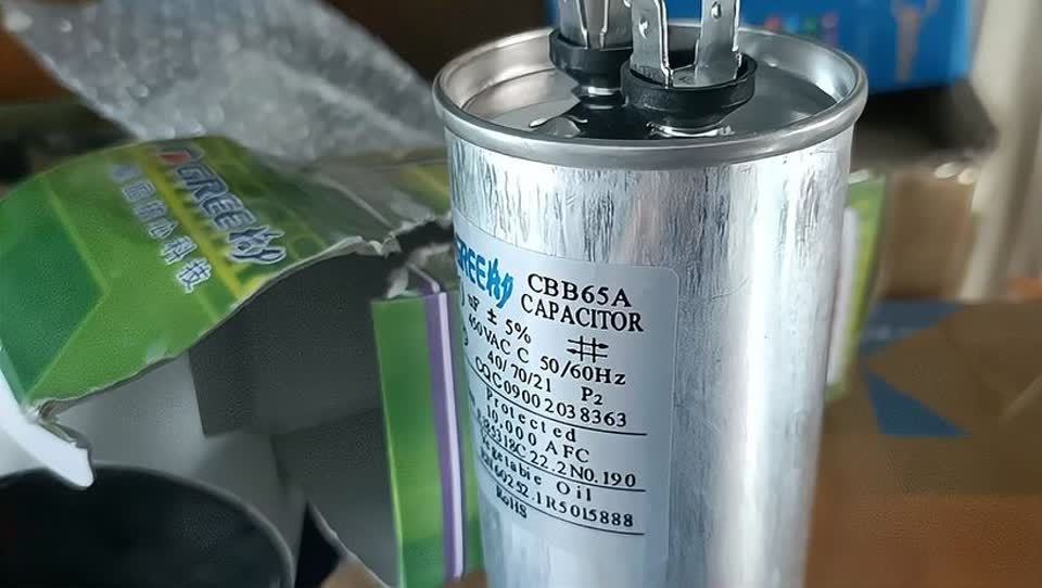 这个就是压缩机的大启动电容器,压缩机不启动需要更换这个