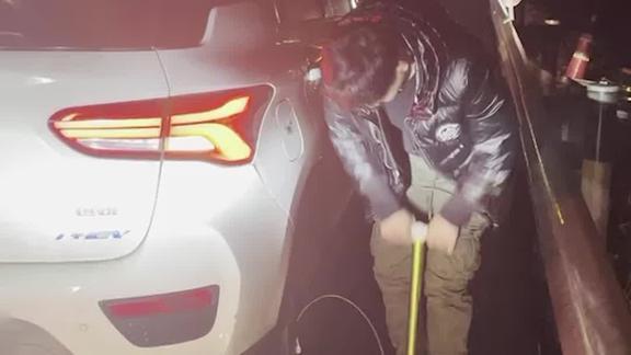 见过用打气筒给汽车轮胎打气吗?下面你就见识到了!