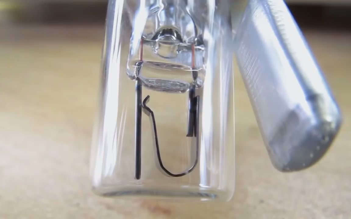 荧光灯启辉器工作过程-Fluorescent lamp starter close-up detail.,双金属片