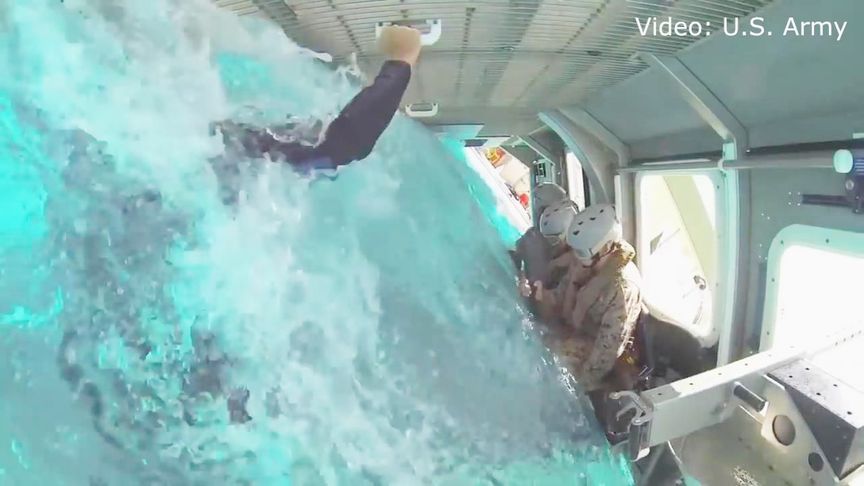 美国海军陆战队模拟直升机坠海训练