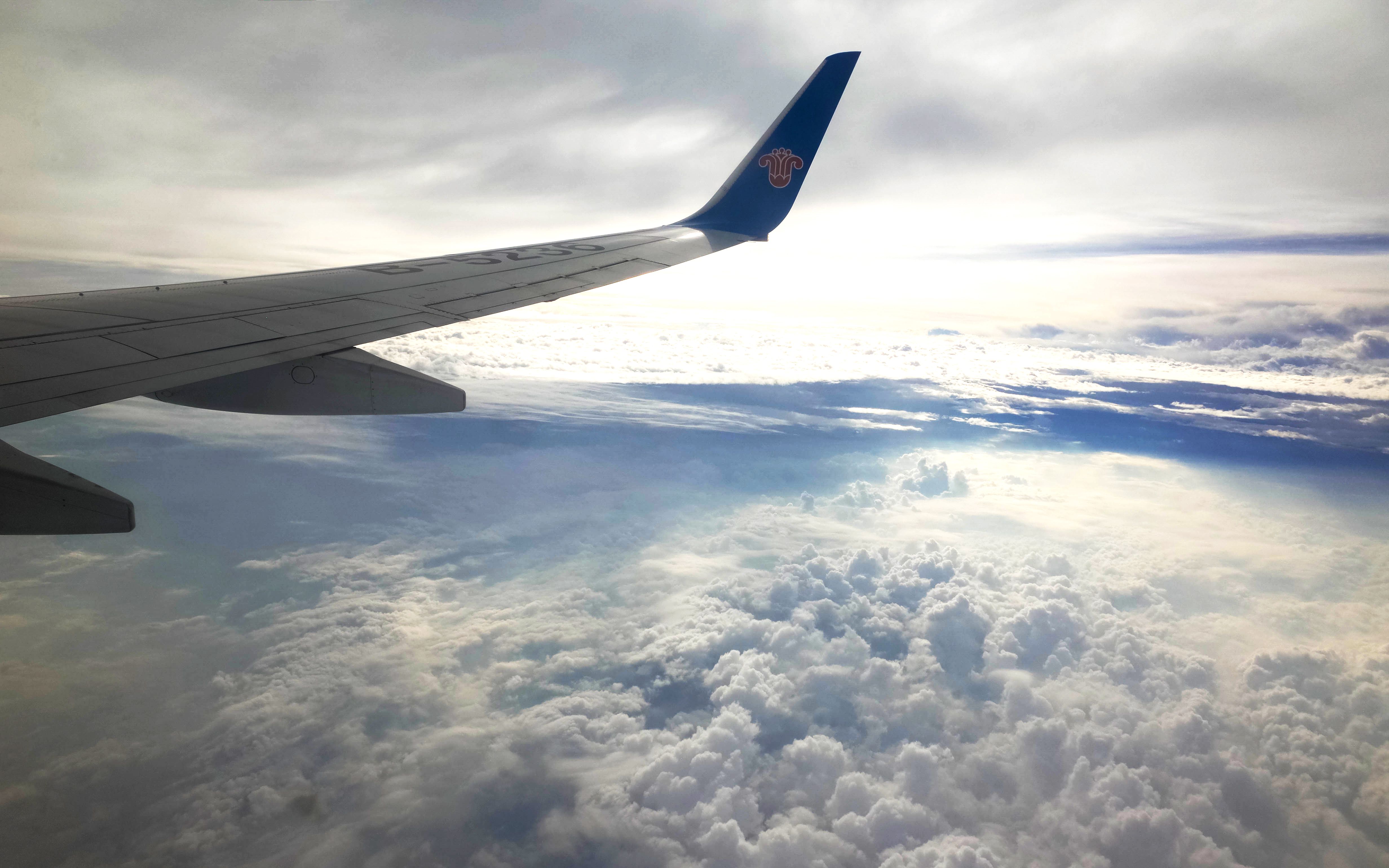 737客机上升过程中遭遇气流颠簸,过山车般刺激.