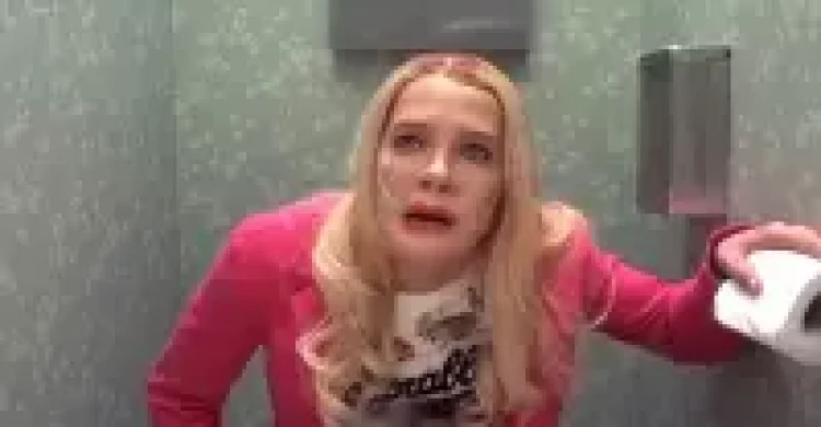 美女拉肚子严重,蹲个马桶腿都拉劈叉了,吓得里面的人都往外跑