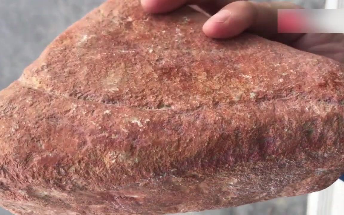 别想着捡漏!这种要价80000的翡翠原石,行家300块都成交了!