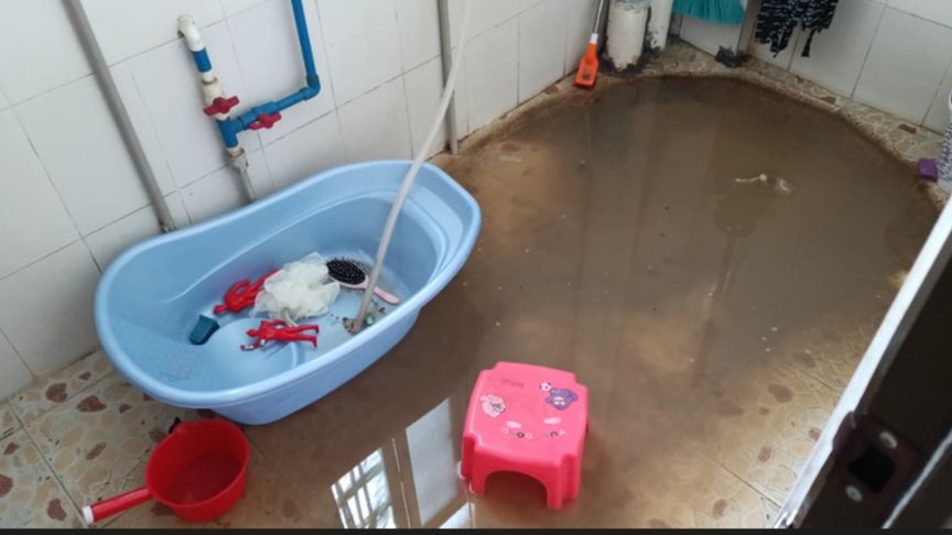 家里厕所堵了,花80块钱请师傅10分钟搞定,堵塞原因让人心塞!