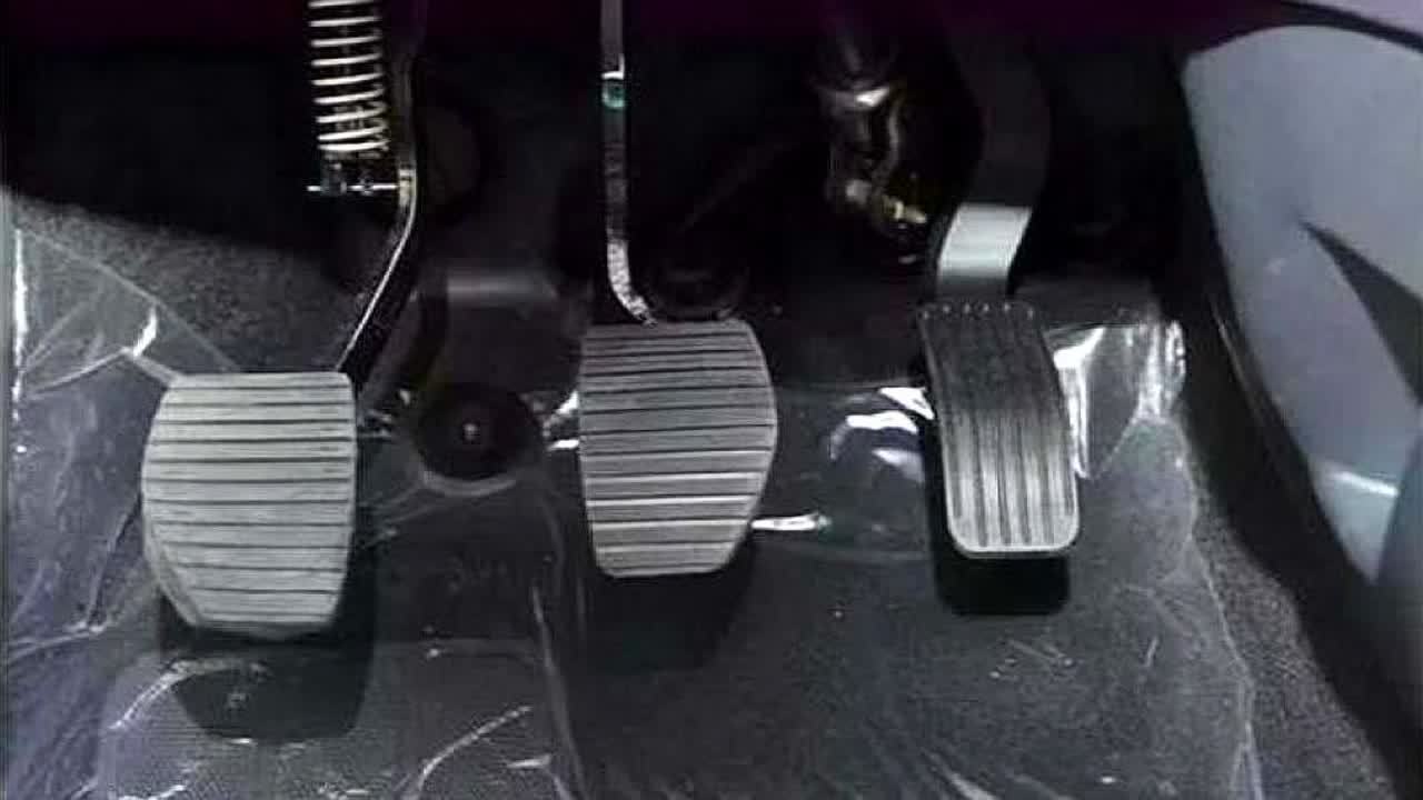 很多人踩刹车的方式是错的,你会正确踩刹车吗?新老司机都要学会