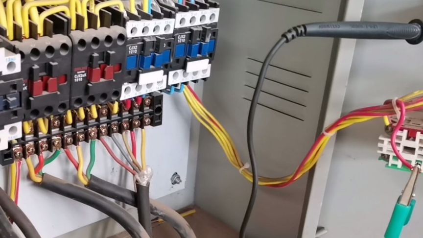 测量小电流数字万用表和钳形表哪一个更准确,现场为大家测量