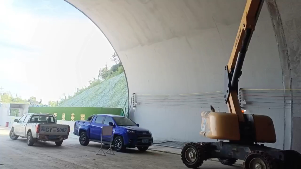 隧道混凝土外观质量缺陷的修补和结构质量缺陷的处理,确保混凝土...