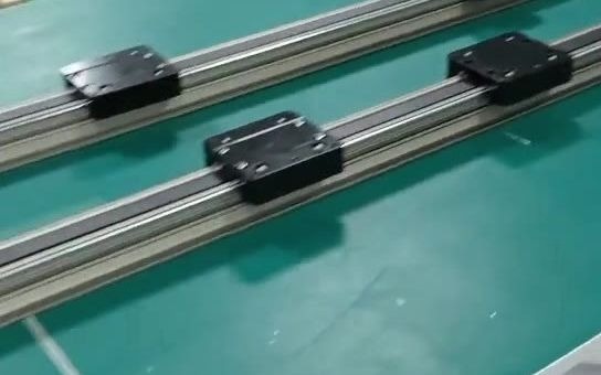 同步带直线模组带3个滑块,有效行程可以定制,滑块数量也可以增加或...