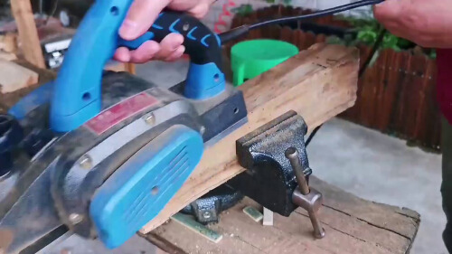 用木头给妈妈制作擀筋棒,瞬间体现出它的价值