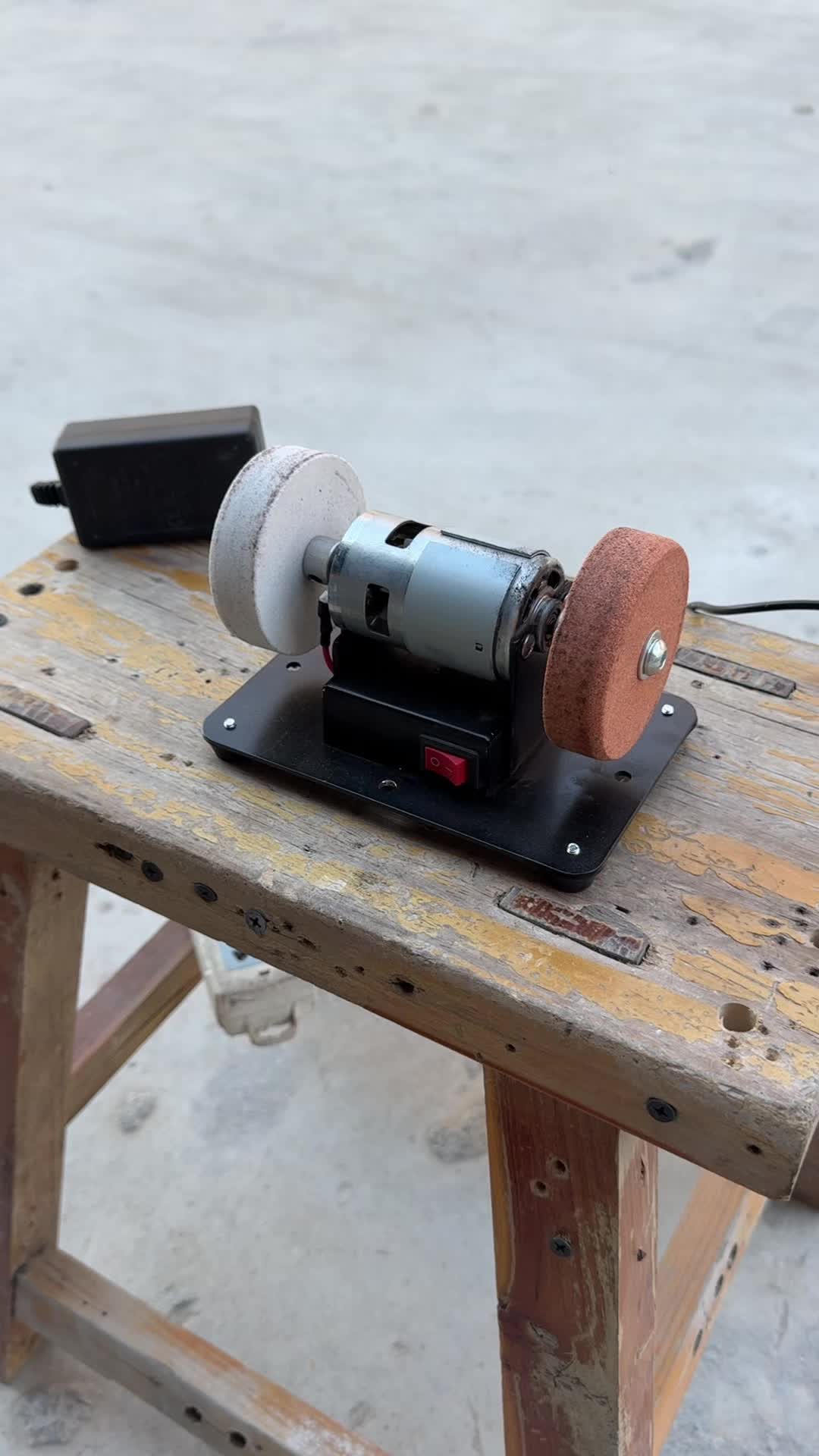 可调速砂轮磨刀机,粗细双砂轮,抛光除锈打磨样样行#磨刀机 #一机多用...