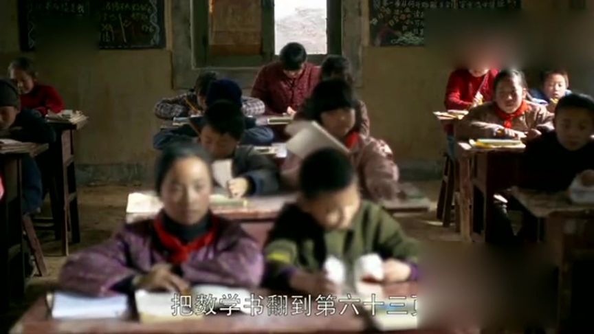 农村的孩子上学,几个年级的学生挤在一个教室上课