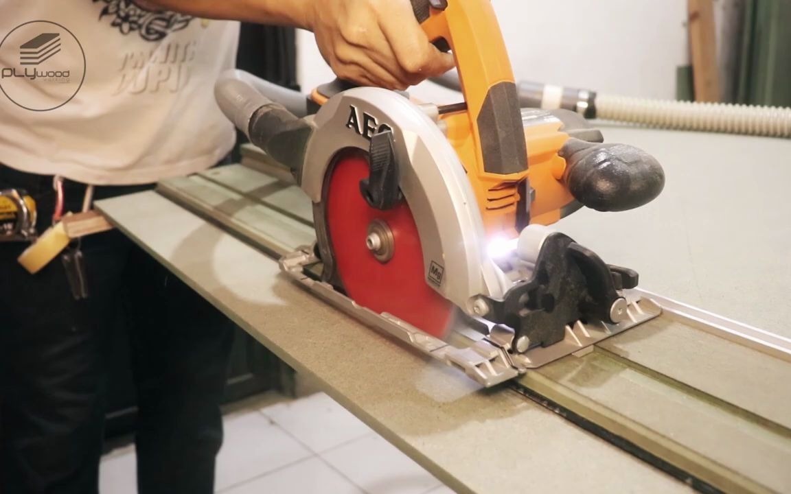 使用修边机完美开槽Perfect Dado Use Trim Router with Self Clamp
