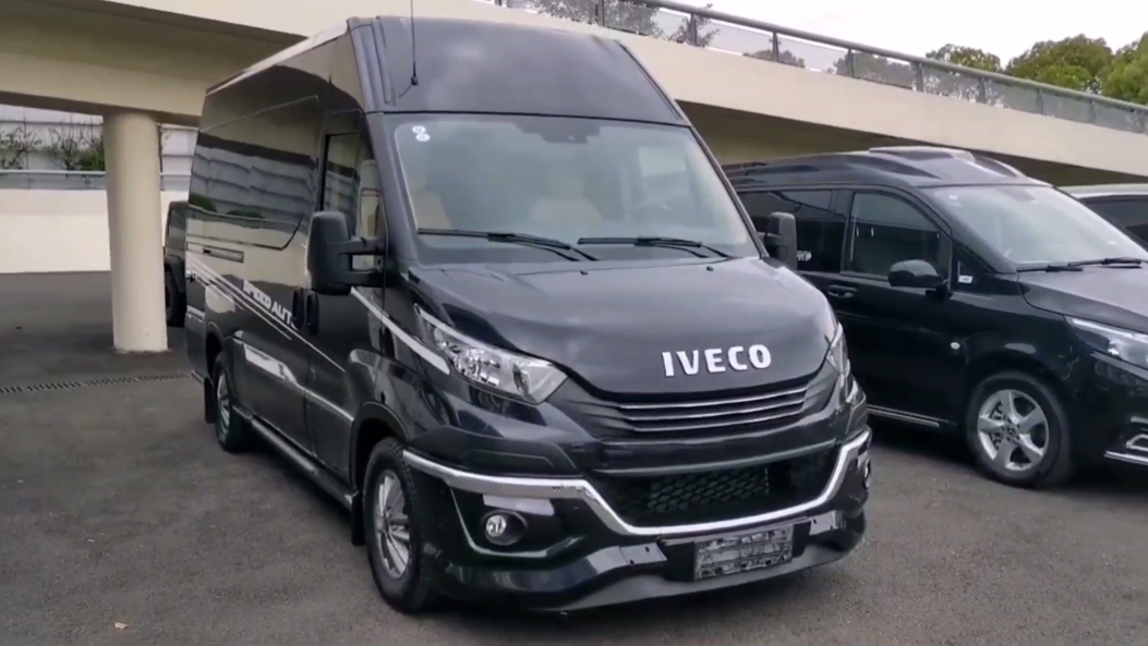 9座依维柯进口意大利,车内可以站直的商务车