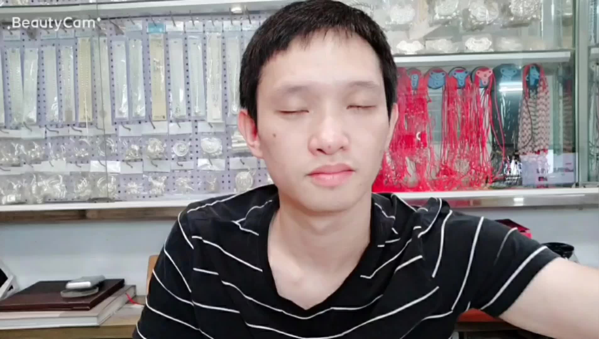 金匠现场制作一款黄金倒模项链,和金店卖的成品项链区别在哪里?