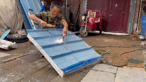 农村电焊工神操作!彩钢瓦尺寸算错竟这样补救,网友:这手艺绝了!