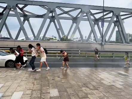 钱塘江大潮巨浪滔天拍向岸边游客浑身湿透