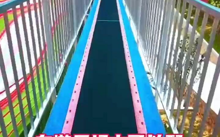 乘坐景区魔毯时不拥挤 游客之间保持距离 景区输送人员设备