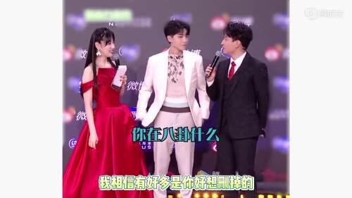 微博之夜主持翻车现场!董又霖全程尬聊空耳不断,网友:自我安慰式救场?