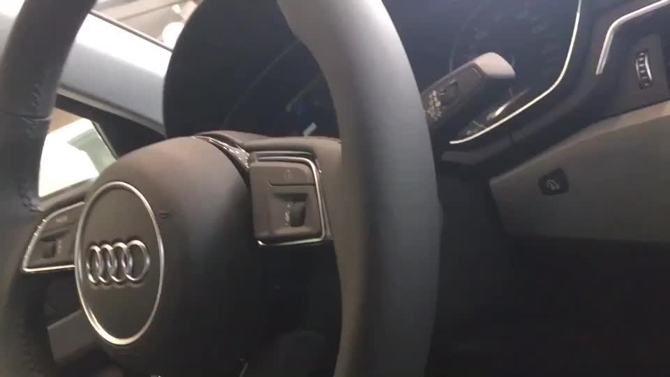 奥迪A4L这个方向盘手感还是很不错的,还有换挡拨片。【来自懂车帝...