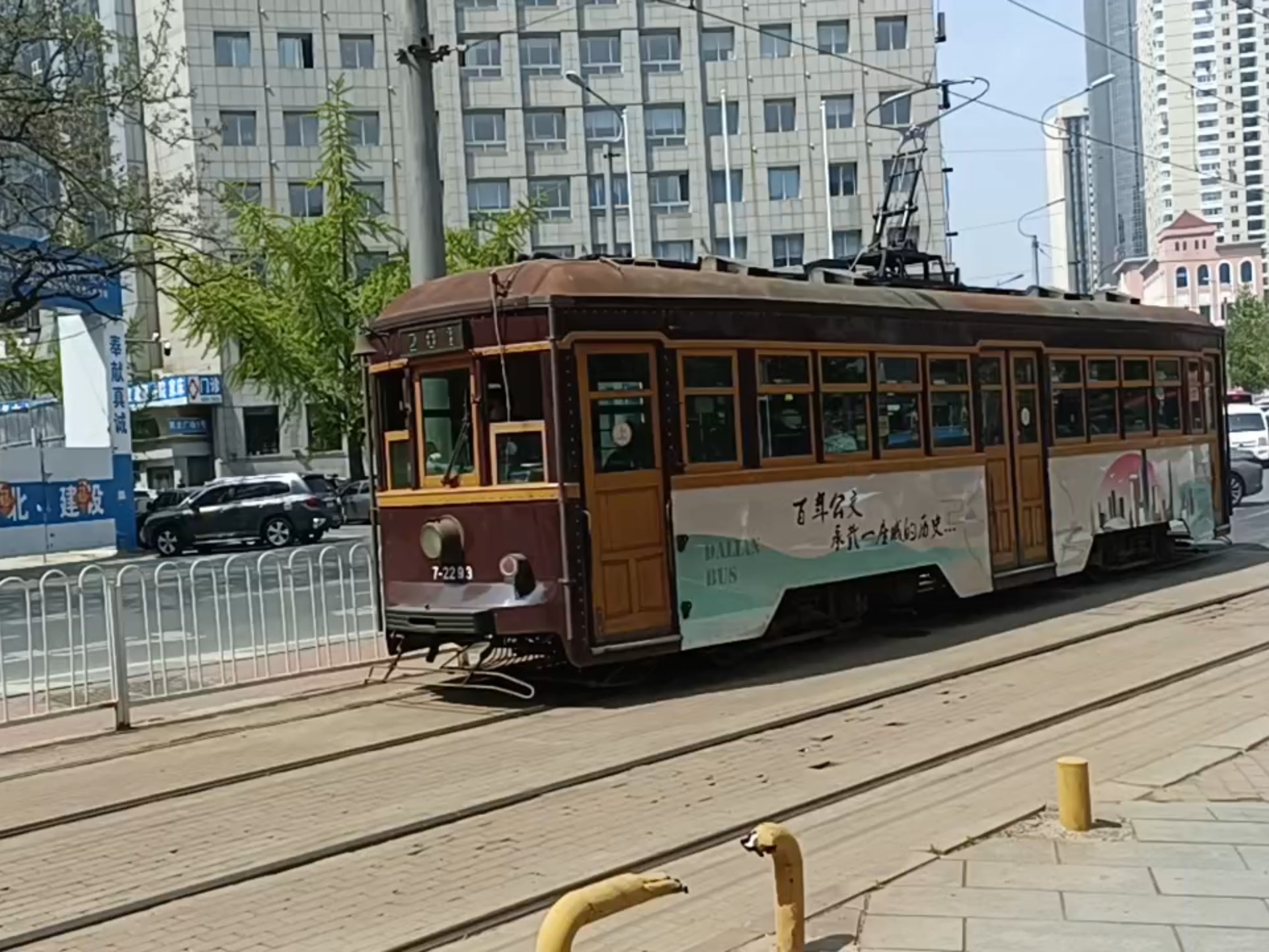 大连有轨电车201路早班2293车进入民主广场