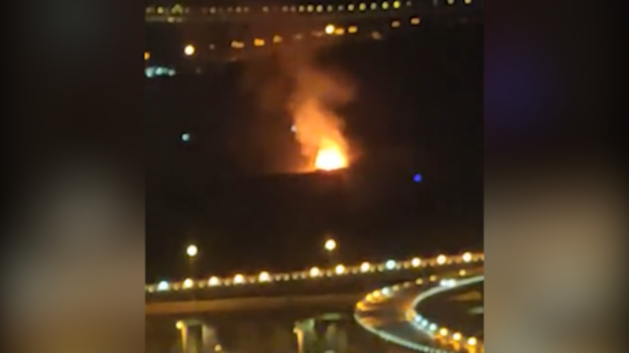 郑州一化工物流园凌晨起火爆炸 现场火光冲天