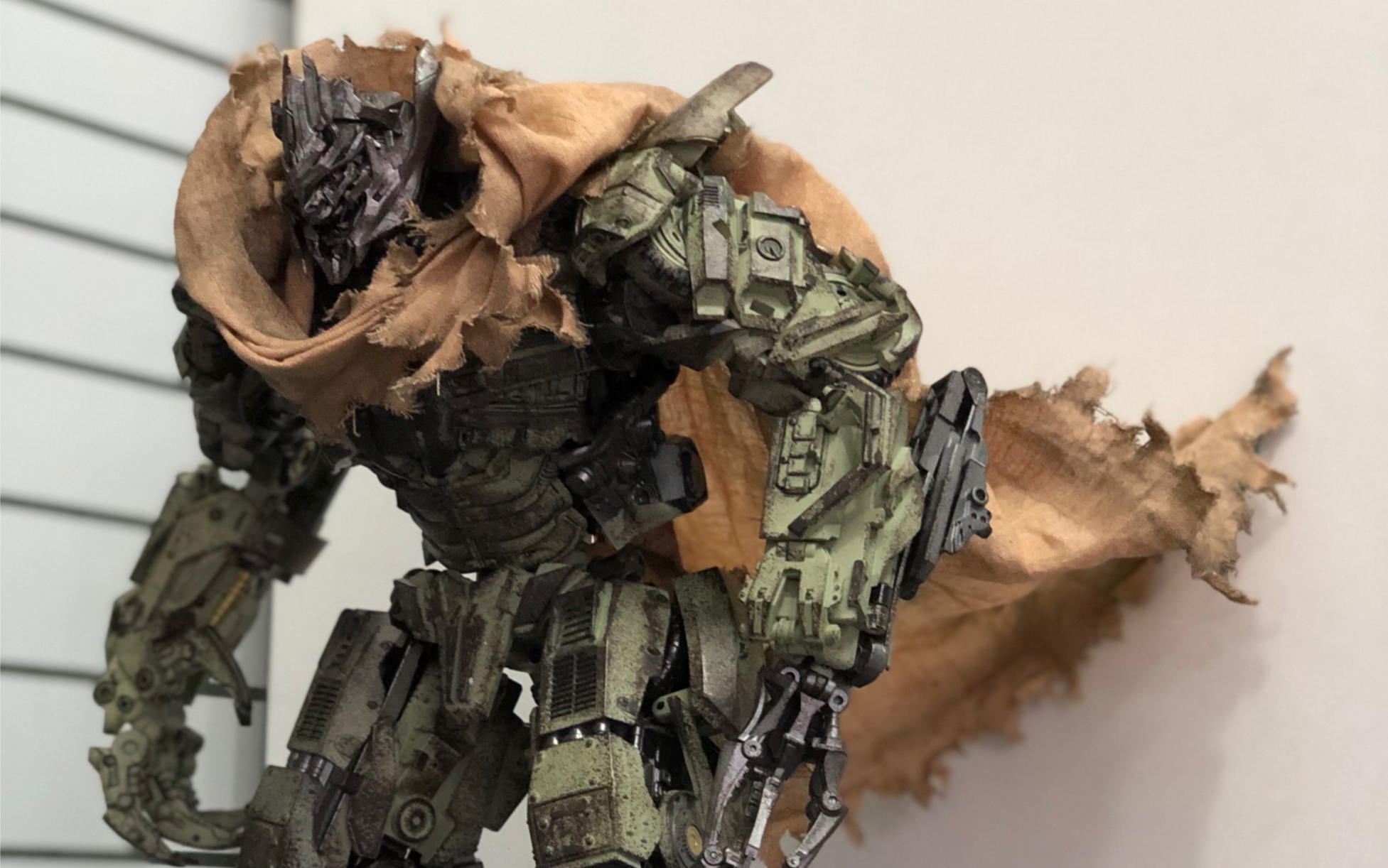 虽然模型还是原厂涂装,不过披上斗篷、摆好造型、感觉回来了!