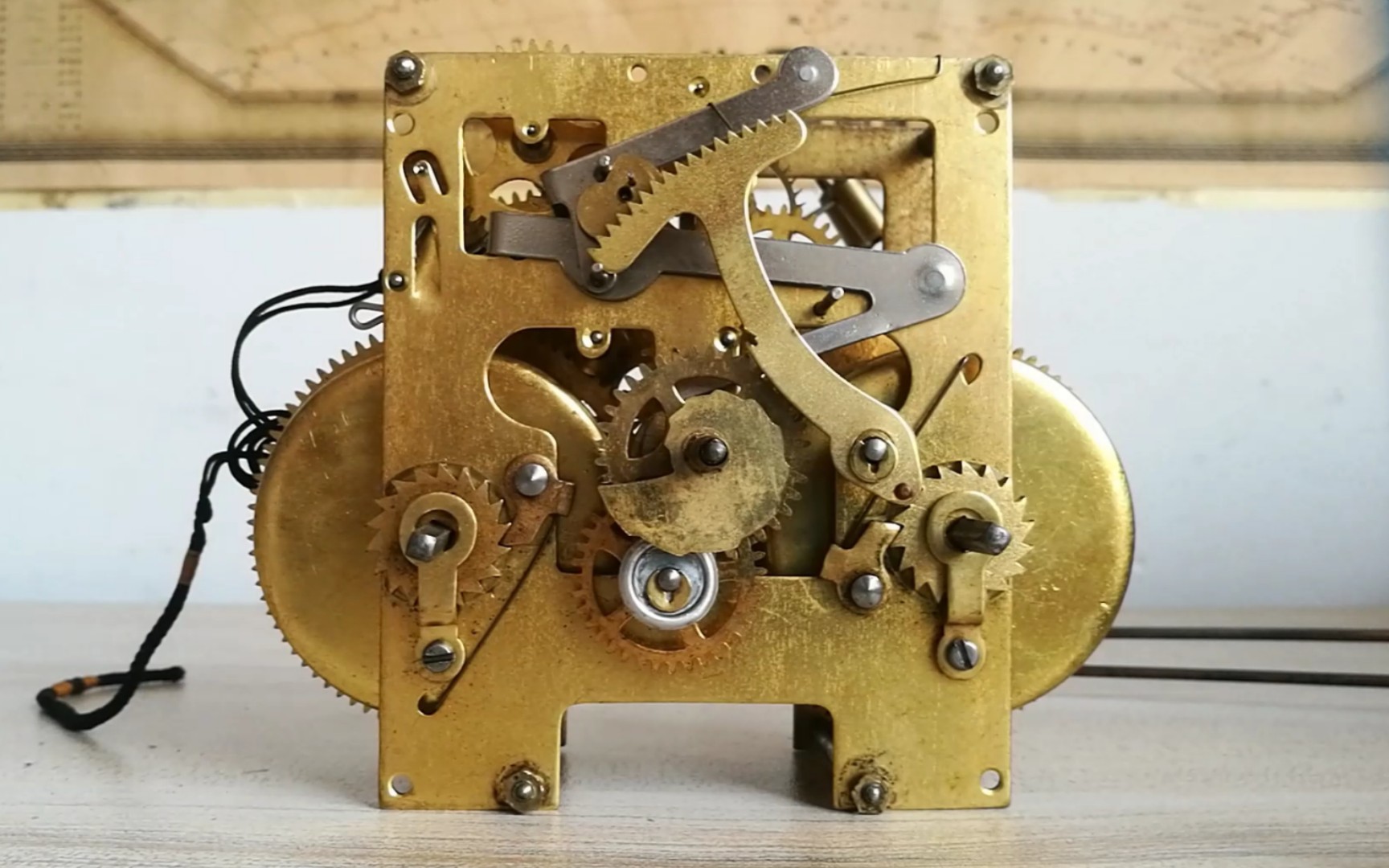 《钟表维修》20世纪40年代的三五牌台钟注油装配