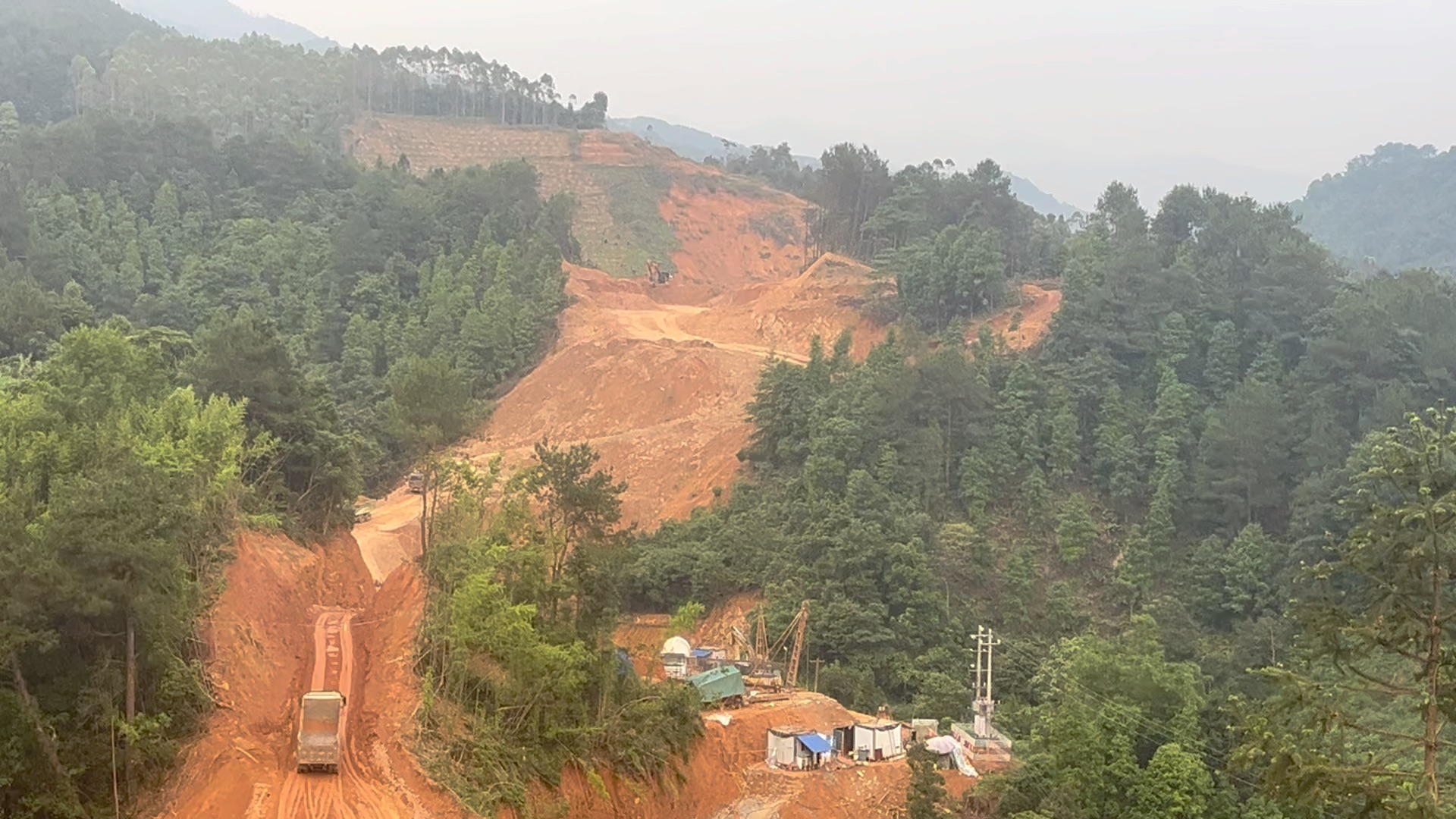 便道:也称临时道路,是最重要的施工前期准备工作之一。山区施工修建...