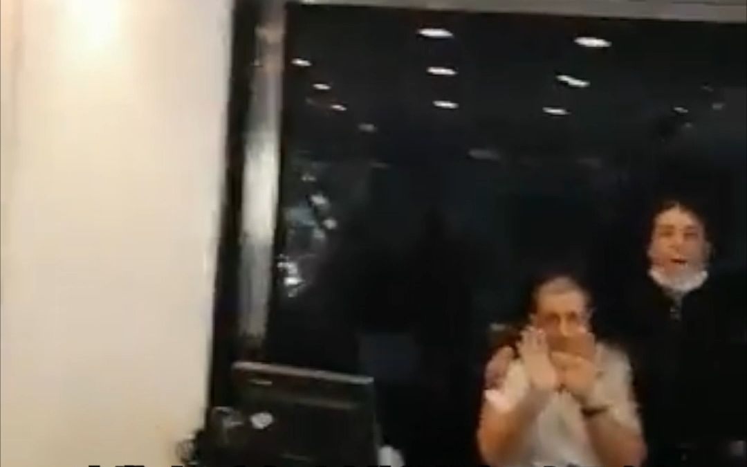 黎巴嫩女子持枪闯银行只为取自己存款