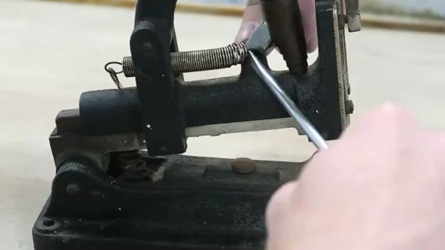 据说是70年前的订书机,修复.