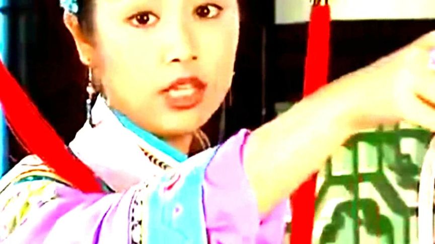 新旧两版还珠格格小燕子泡花瓣澡,一个天然萌一个装可爱
