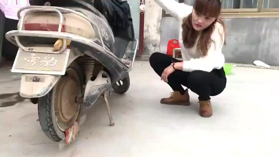 这妞也是没谁了,她说这样能增加微信步数