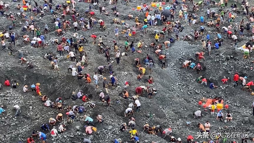 最传统的挖玉文化,人工开采翡翠原石现场