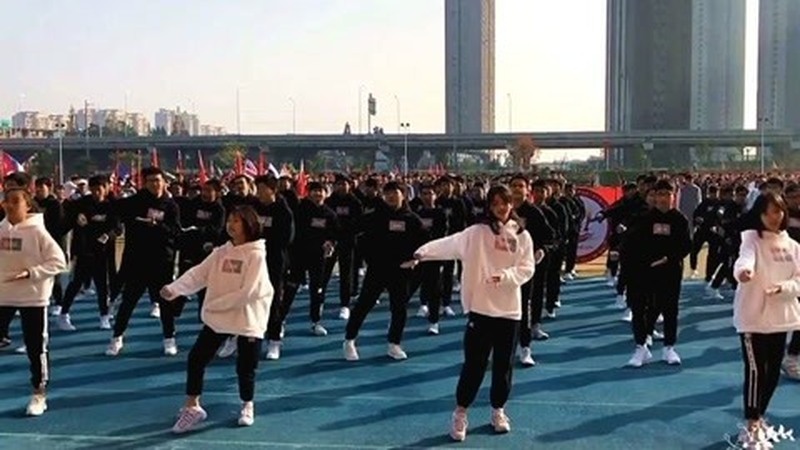 校运会开幕式上,学生们跳的神曲舞蹈串烧很有节奏感,真是优秀了