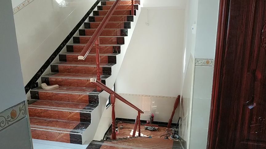 农村自建房楼梯空间4.7米×2.3米,踏步宽27公分,高度14公分
