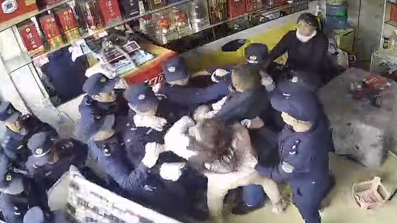 又现暴力执法?一商贩与城管口角变围殴,3根肋骨被打断骨折