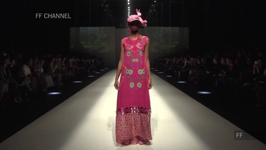 设计师也太会了,大胆的图案色彩搭配,让简单的长裙更有趣味!