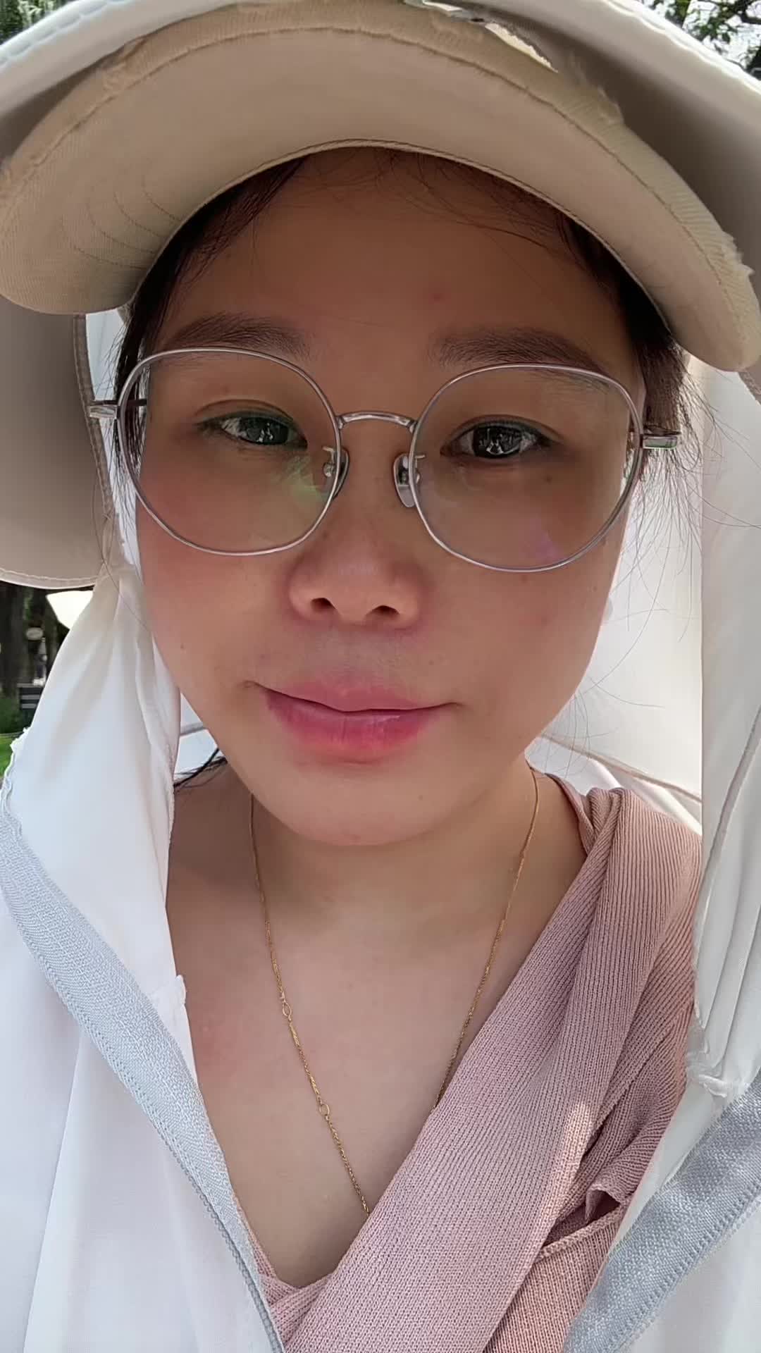 出来玩不是冰激凌烤肠就是玩具,还到处给她找厕所ߘ�累的是大人#...