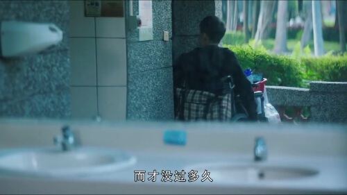 残疾人卫生间被情侣敲开,男人识趣的让开位置,可他却并没走远
