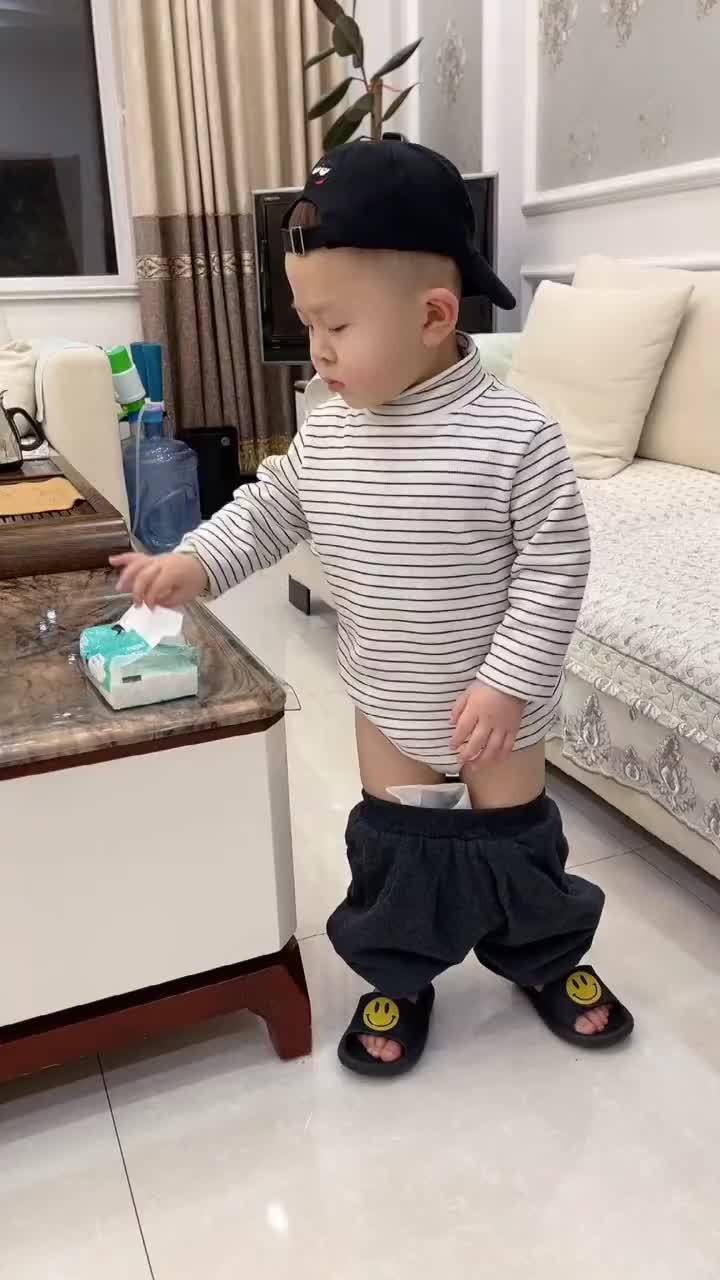 来大姨妈换卫生绵被儿子不小心看到后每天就是拿着纸抽各种神模仿