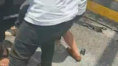 网传雷克萨斯Lm300h发生车祸后门打不开。
