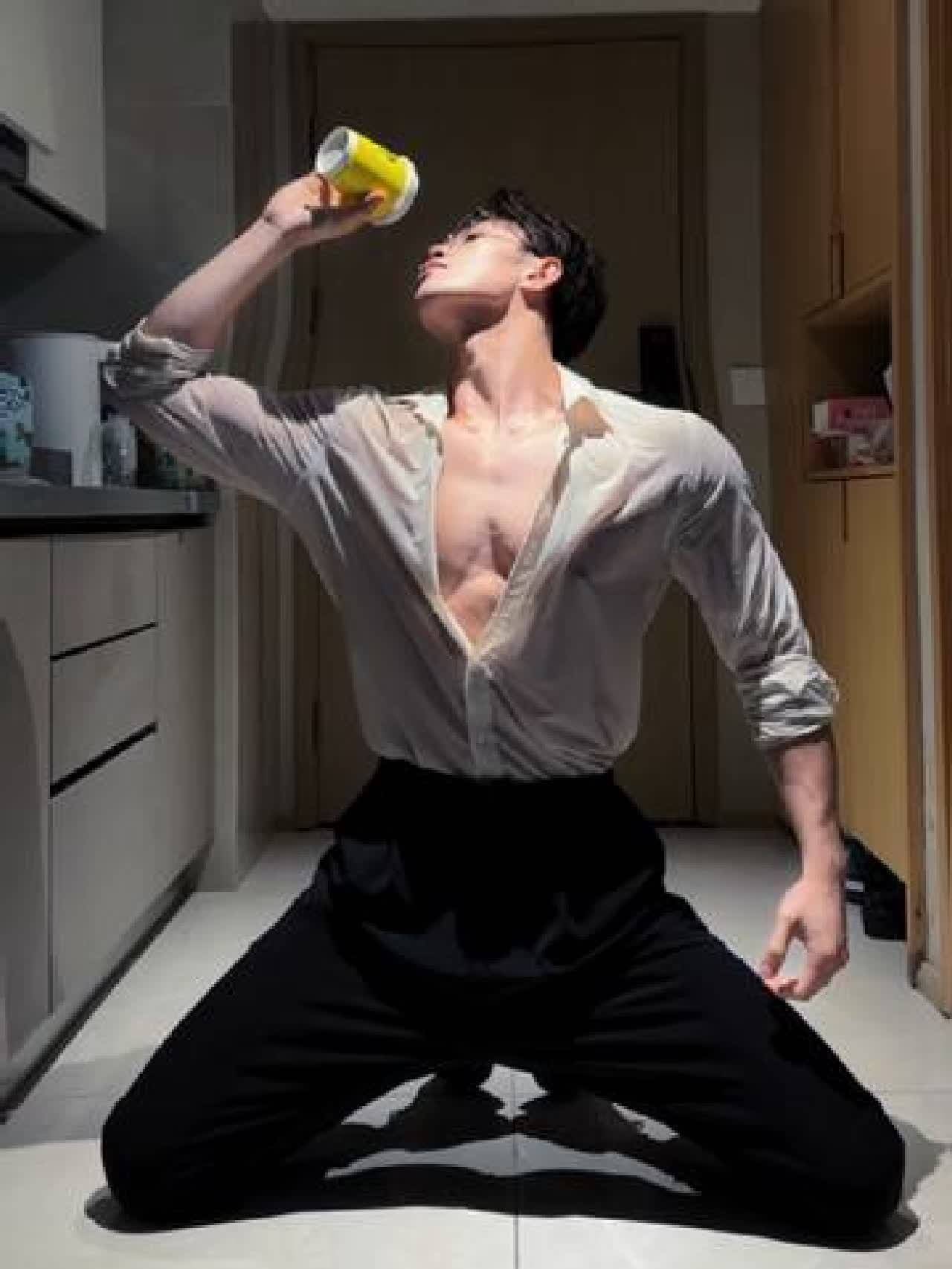 喝个咖啡也能把衣服弄湿,姐姐不会嫌我笨吧#喝冠军你就是冠军#变装#...