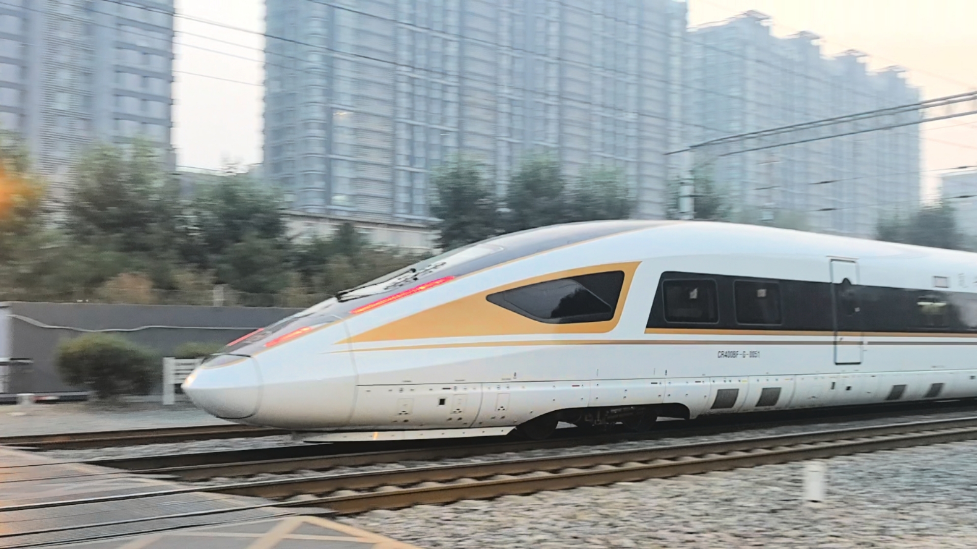 偶遇跨国轨距CR400BF-G-0051!水南庄道口G8828正常