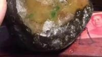 一块来自会卡场口的翡翠原石开窗时皮壳表现黄加绿,没想到竟切出了...