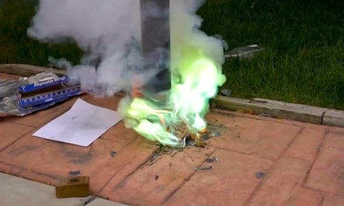 用水点燃绿色火焰?石灰石与水反应燃烧,画面真美