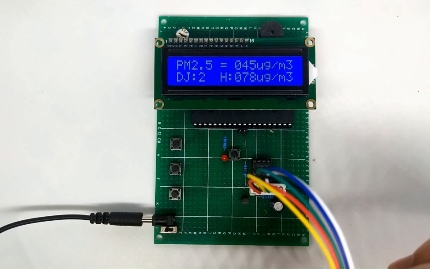 028基于51单片机PM2.5检测报警器(薇X:xcdzsj)