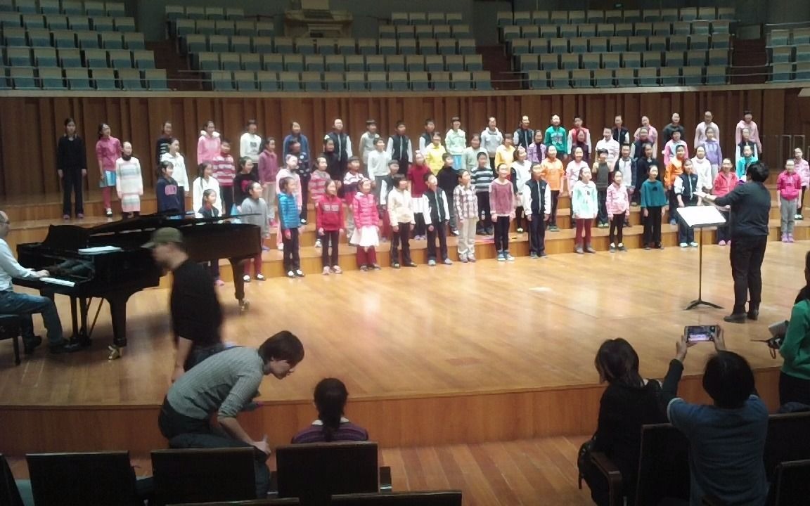 ...小学金帆合唱团排练合作《每当我走过老师窗前》《让我们荡起双桨》